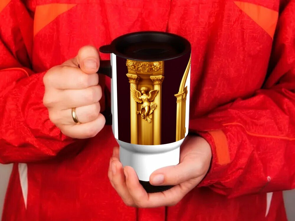 Тремокружка для авто с принтом "Великолепные золотые ворота с изысканным барочным дизайном, украшенные крылатыми ангелами по бокам. Столбы с резьбой и цветочными мотивами." 0.5 л.