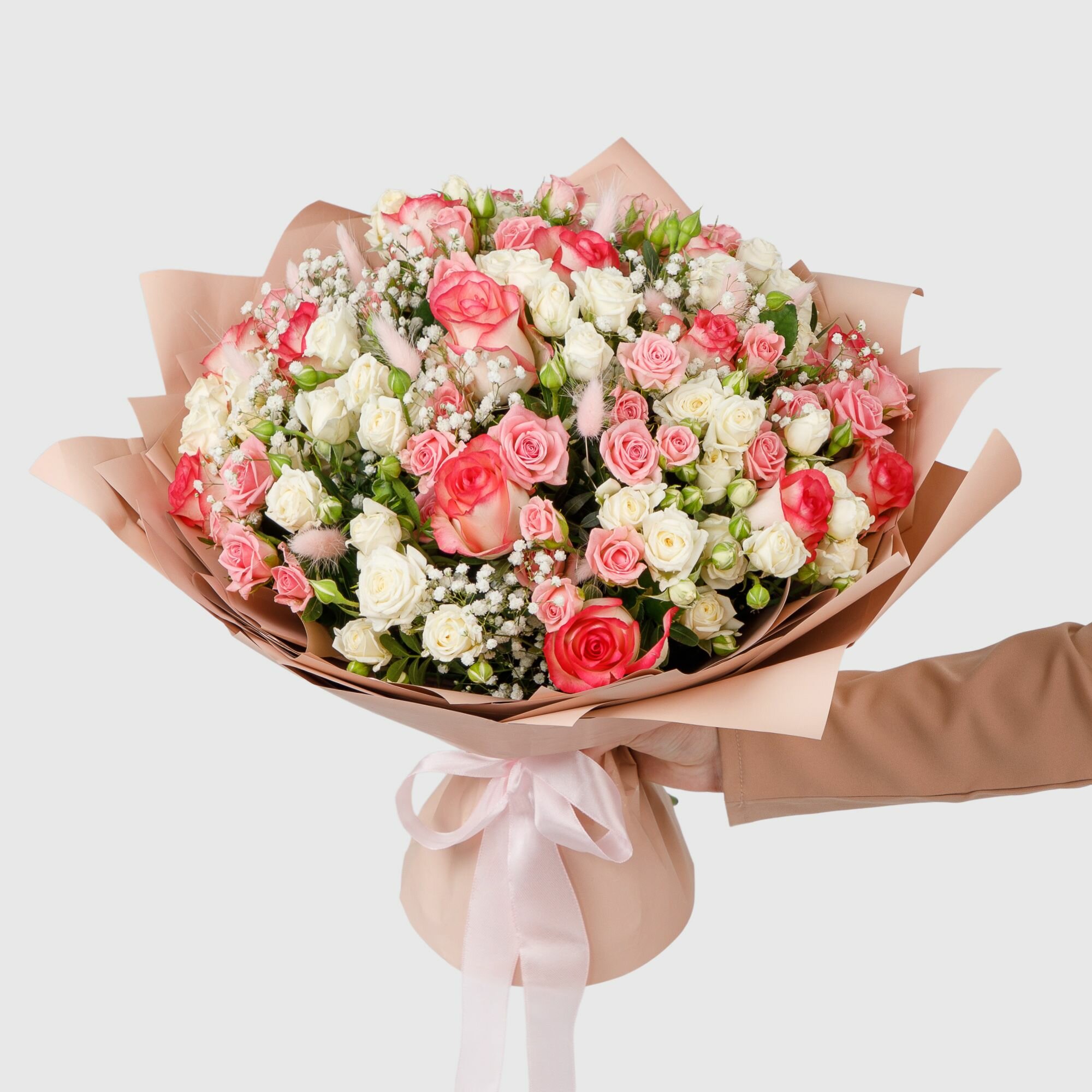 Букет СоюзЦветТорг "Радость света", розы, гипсофила и лагурус, упаковка пленка