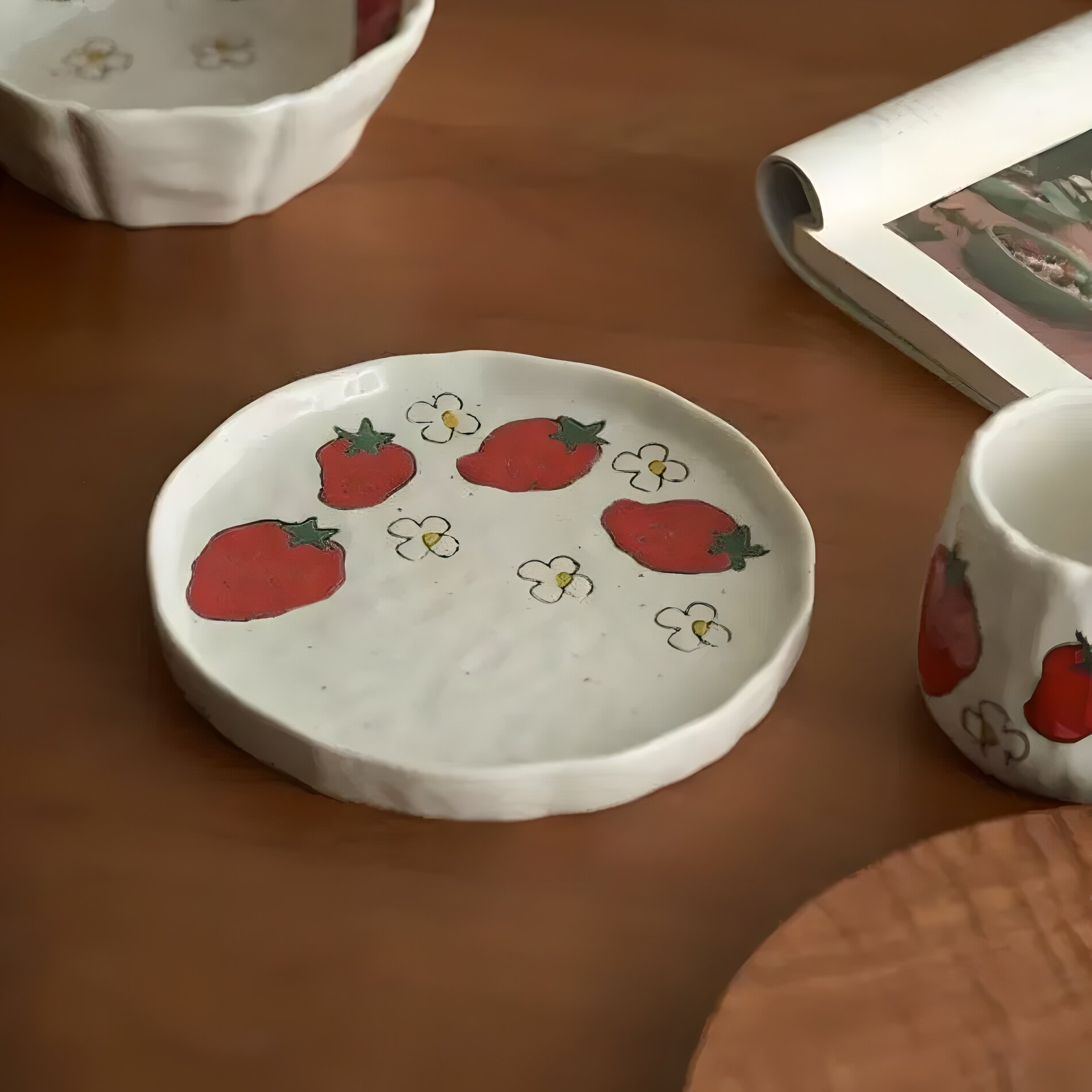 Тарелка "Клубника", керамика, белая/красная, глазурованное покрытие