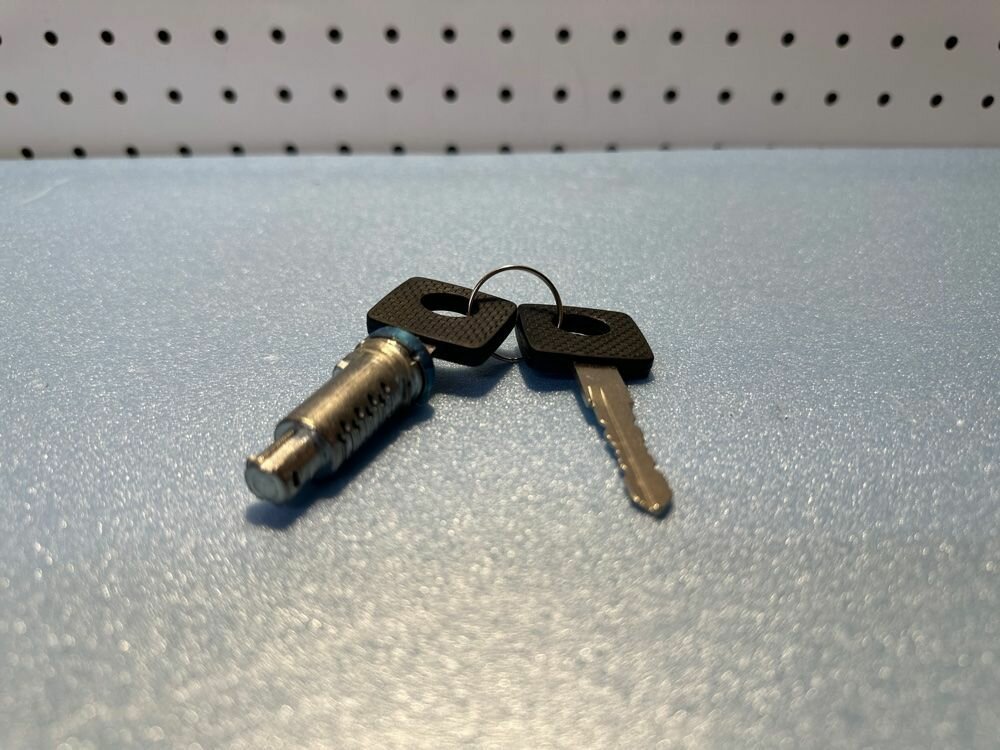 Личинка замка двери 1личинка 2 ключа MERCEDES KAMAZ (мерседес актрос аксор атего спринтер КАМАЗ)