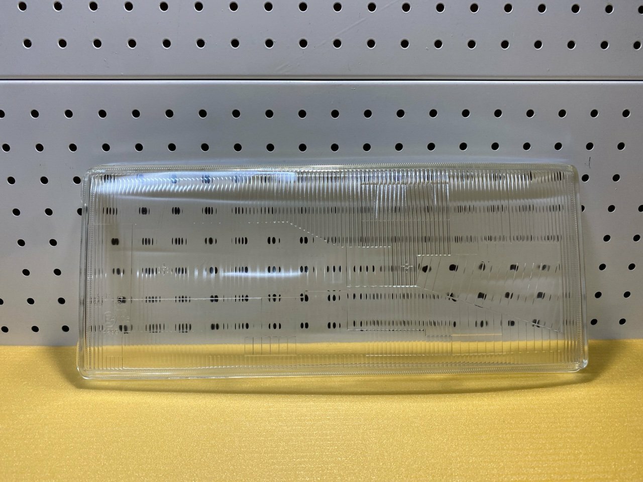 Стекло фары Ивеко Евротех Евростар IVECO левое