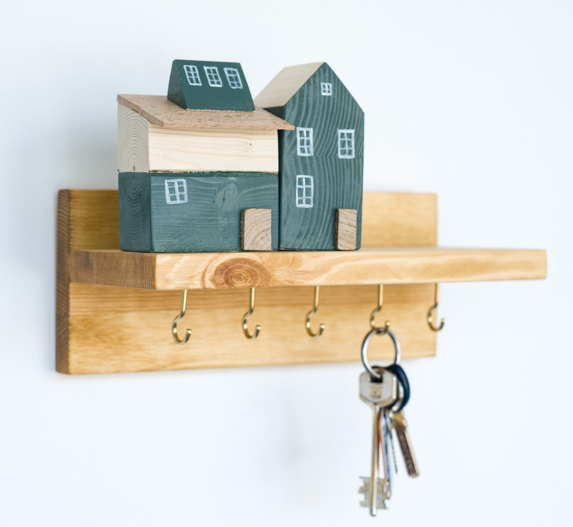 Настенная ключница с полкой на 5 крючков в детскую. Ручная работа. Размер полки 10х25 см
