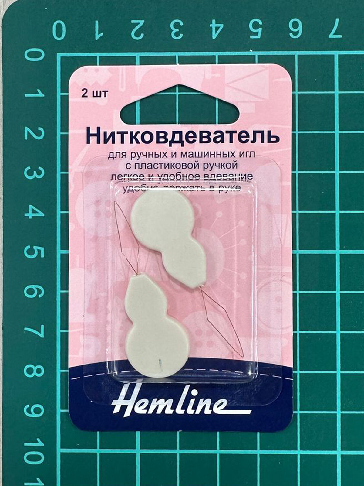 Нитковдеватель Hemline с пластиковой ручкой