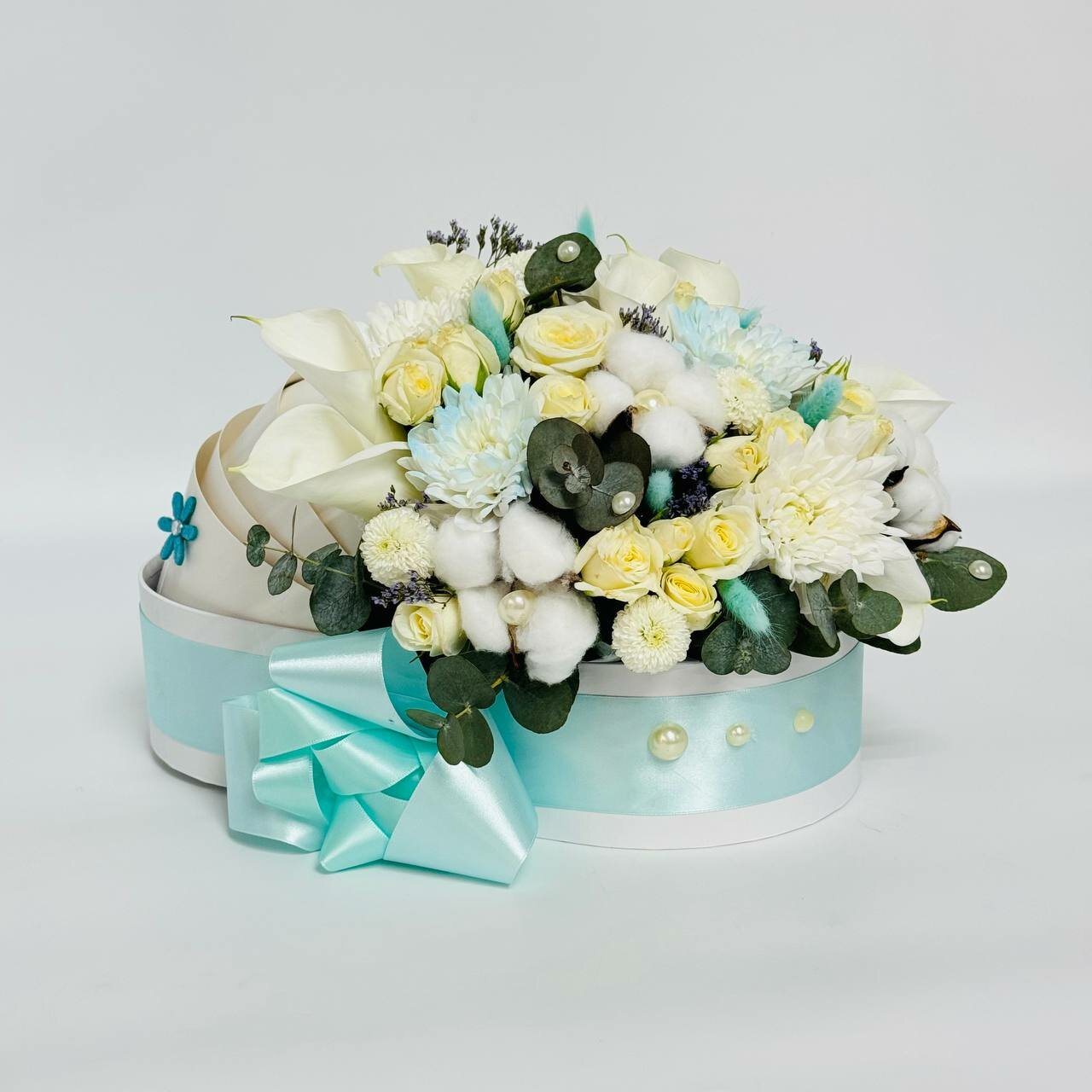 Букет в люльке на выписку из роддома на рождение малыша. Роза кустовая, каллы, хризантемы, сантини