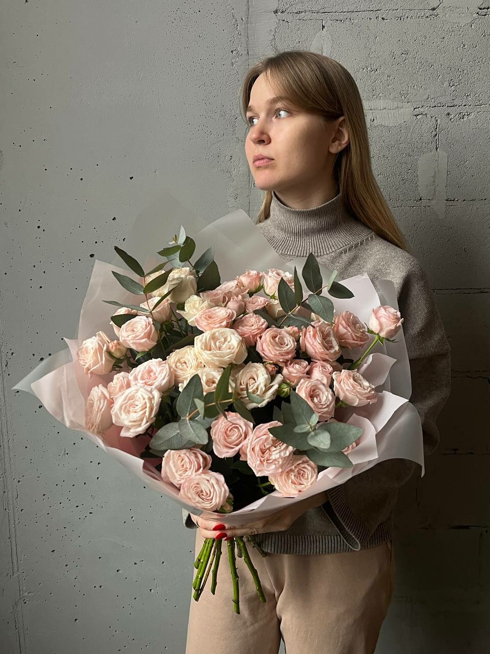 Букет из 11 кустовых пионовидных роз, розовые, с эвкалиптом, пышный букет, девушке, жене, подруге, маме, день рождения