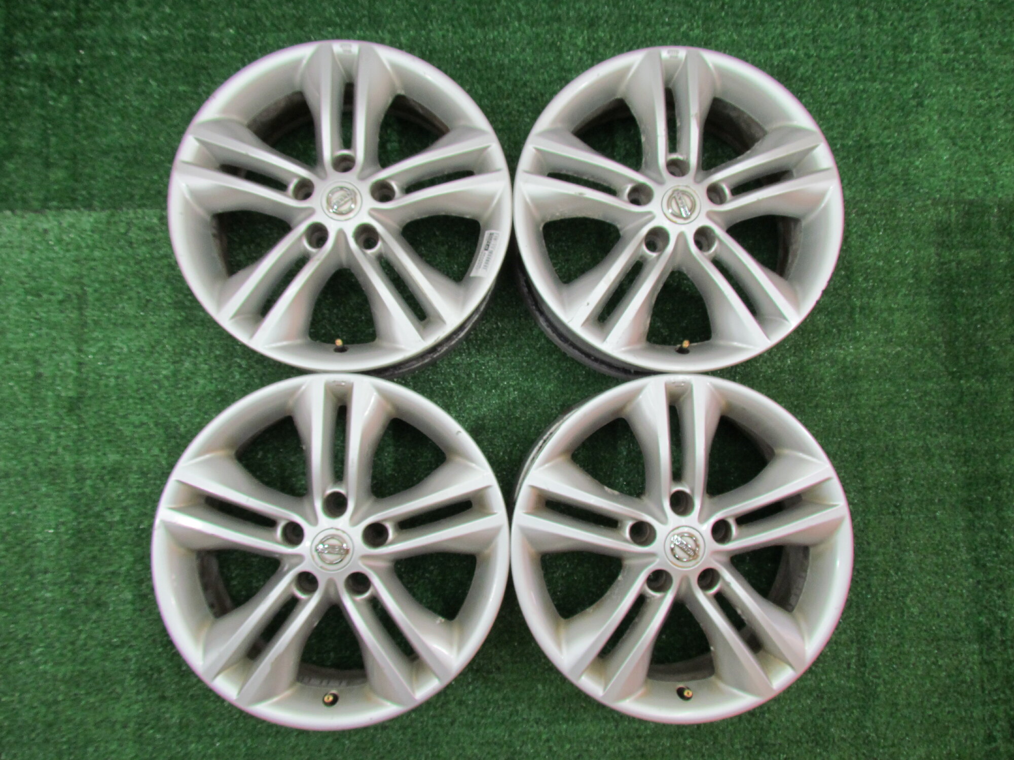 Комплект колесных дисков Nissan R17 6.5J ET40 5*114.3 DIA66.1 (оригинал) 0027739