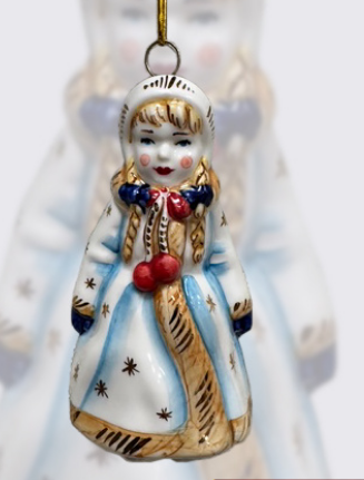 Игрушка на елку Девочка с помпонами, фарфор