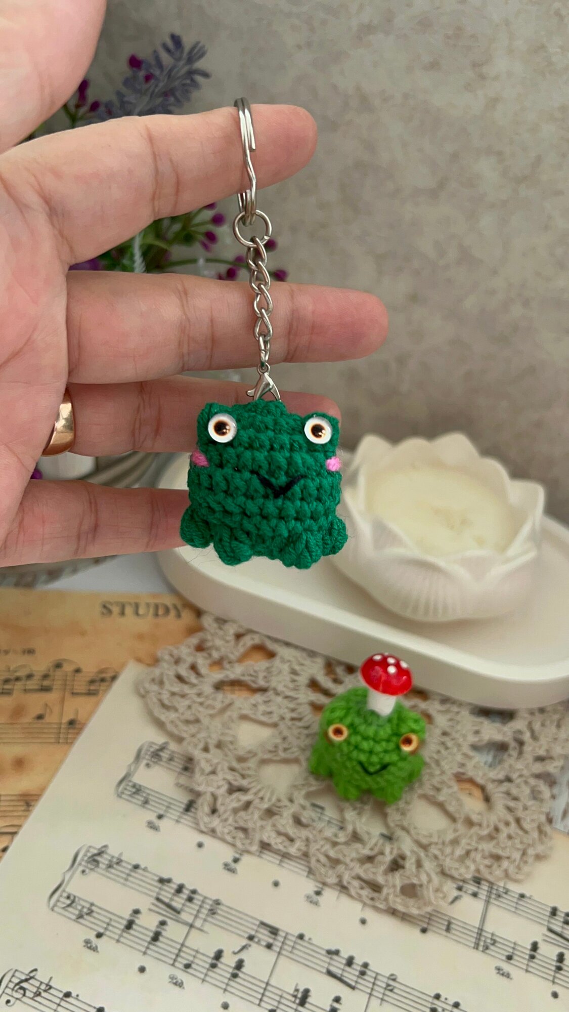 Вязаный брелок мини жабка. Амигуруми брелок. Вязаная игрушка