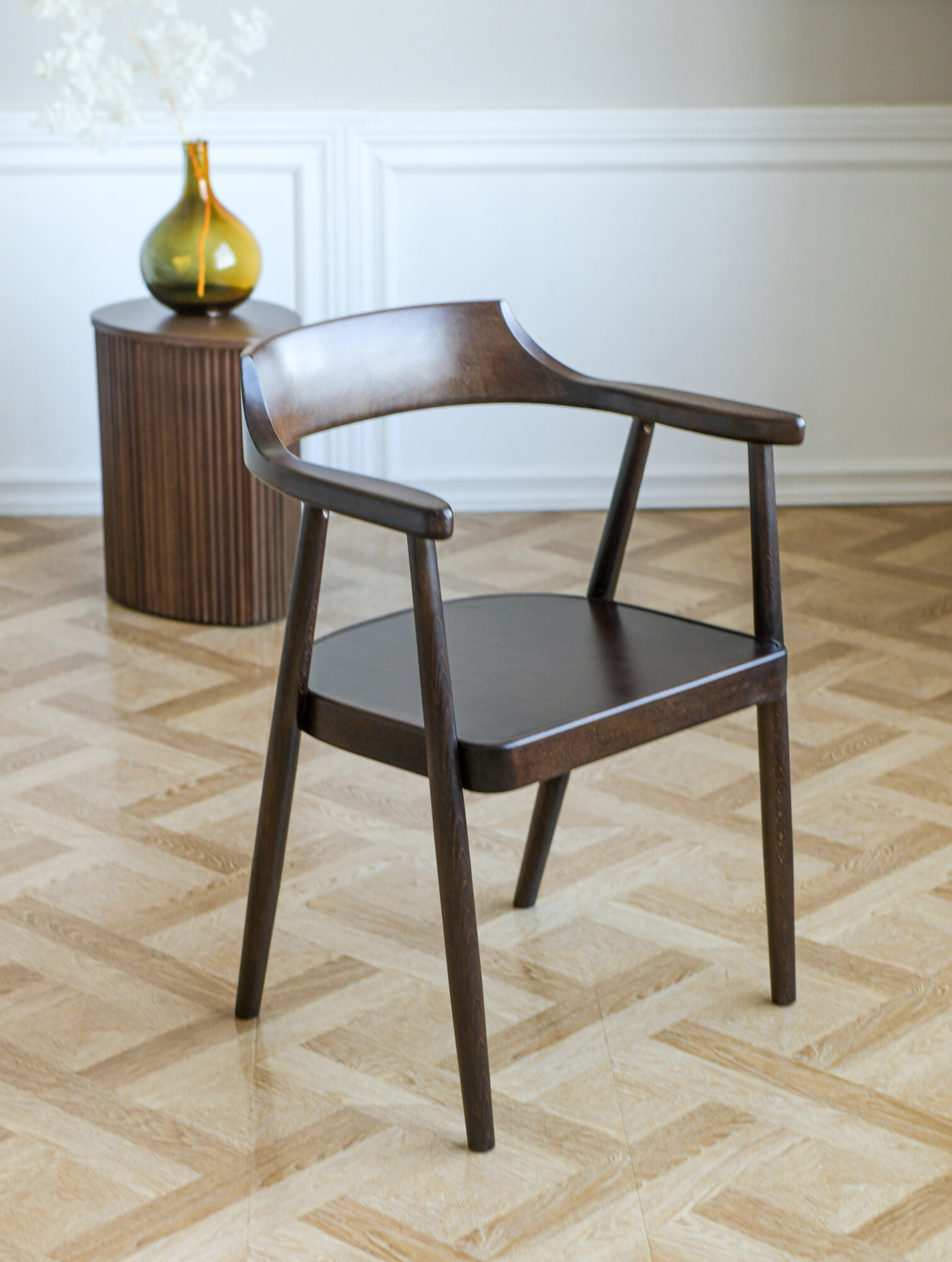 Стул кресло деревянное с подлокотниками в цвете темный орех. Комплект - стул-кресло 1шт.