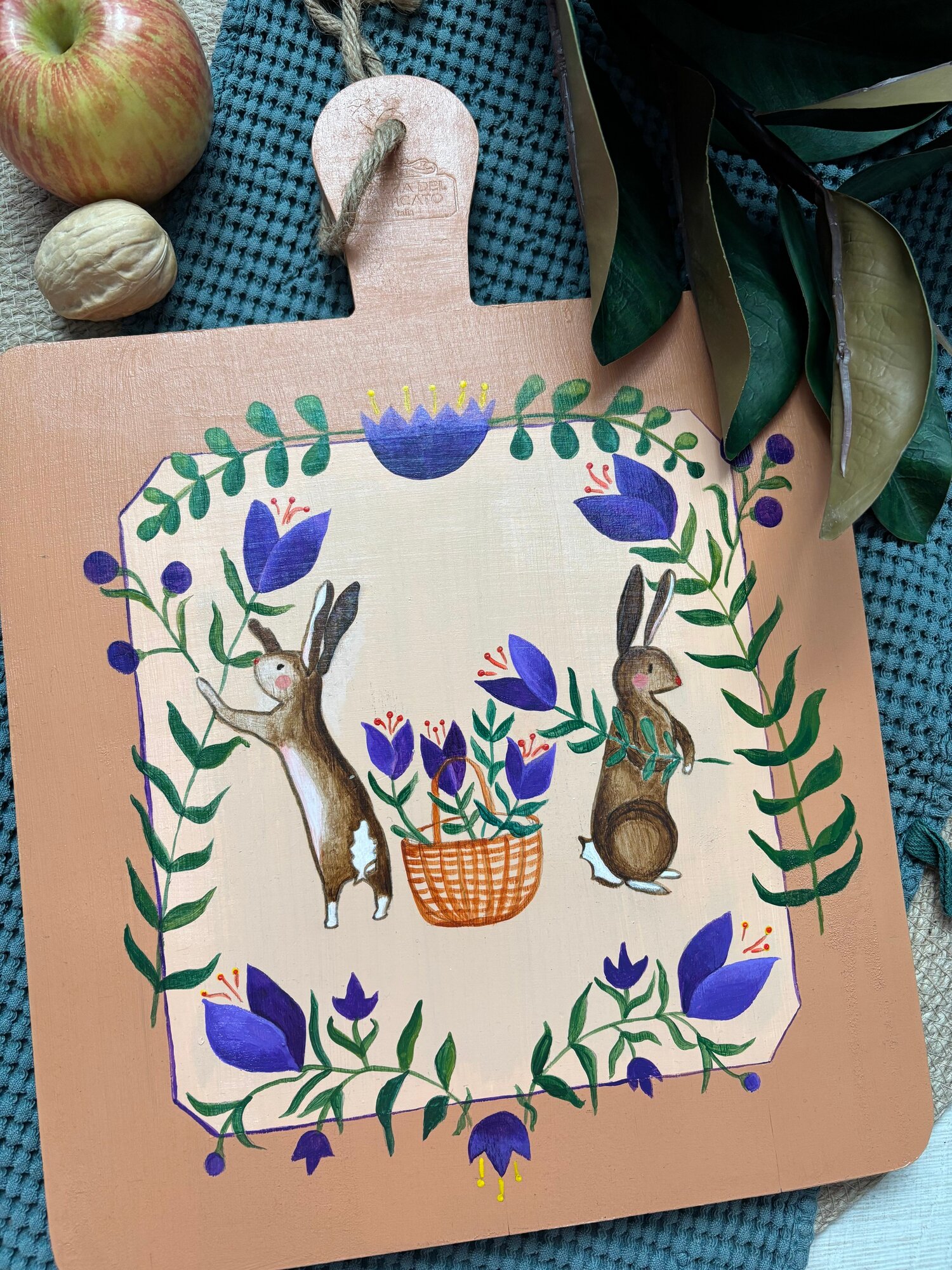 Сувенирная разделочная доска Зайчата с цветами