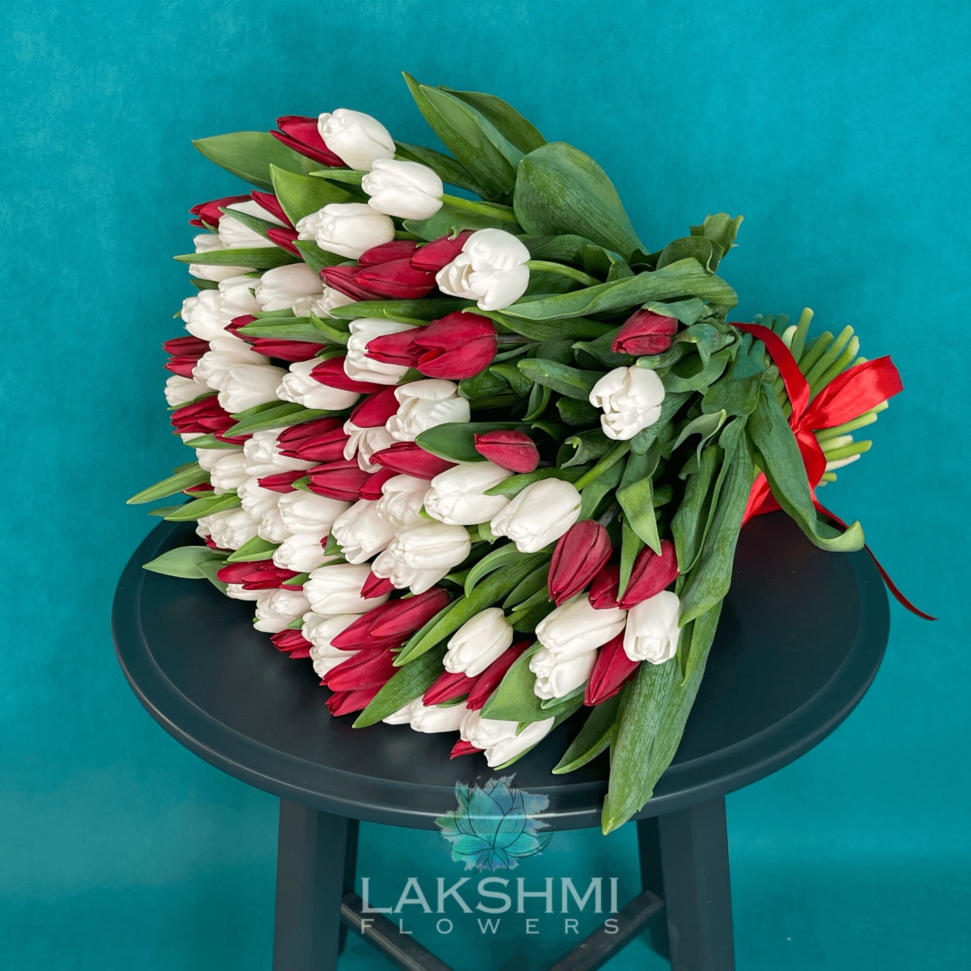 101 тюльпан микс / Букет из 101 белого и красного тюльпана под ленту