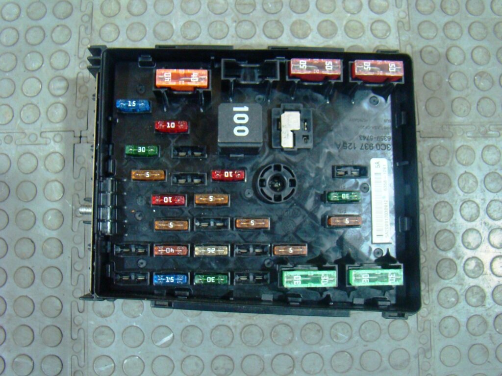 VW Tiguan 1 Блок предохранителей моторный 3C0937125A