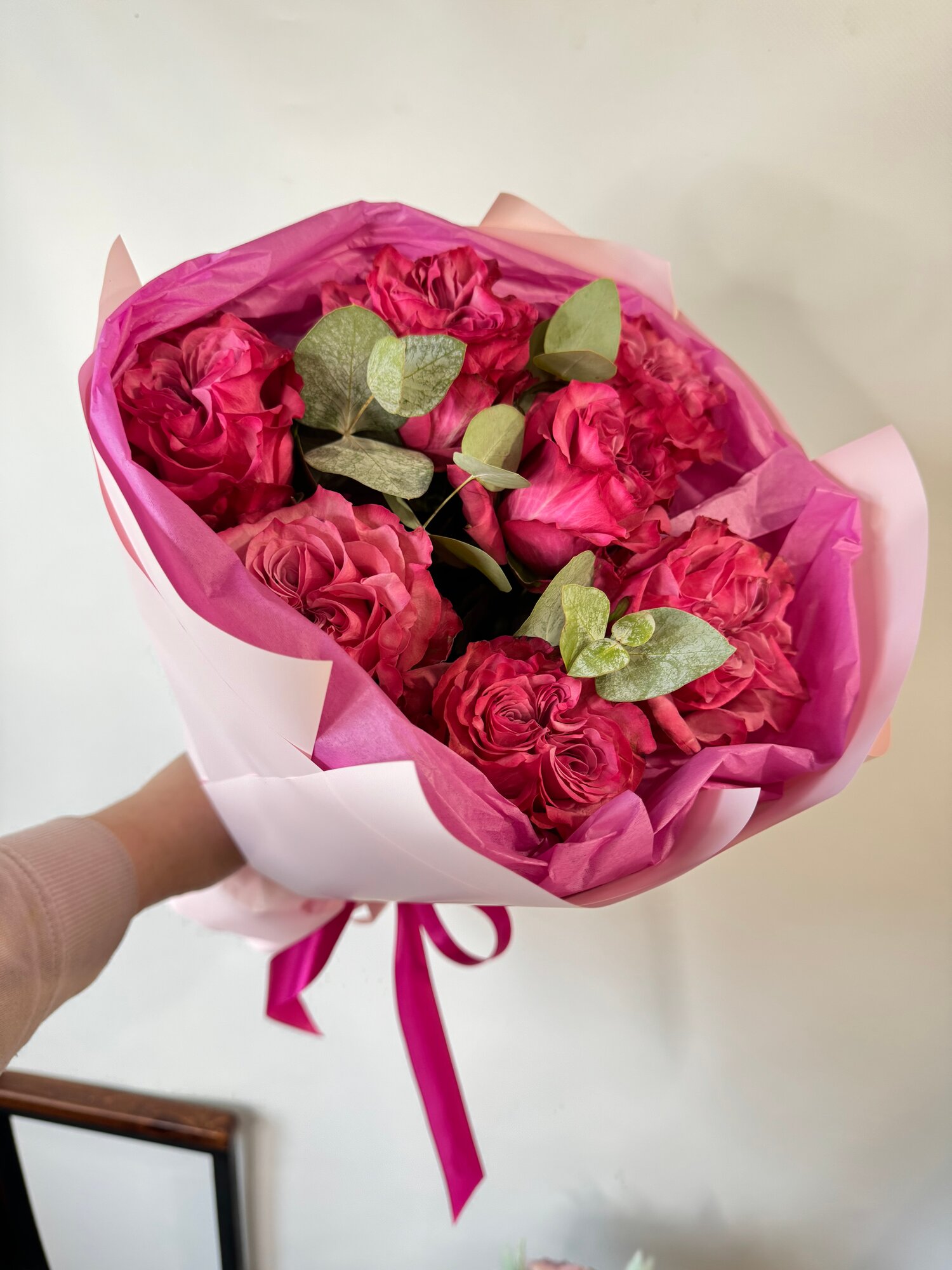 Букет Pionova Flowers, эквадорские пионовидные розы, с эвкалиптом, в обёрточной бумаге