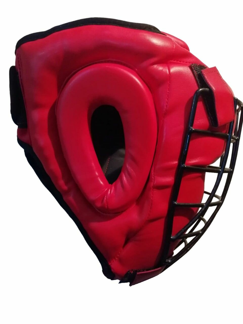 Шлем с металлической решеткой