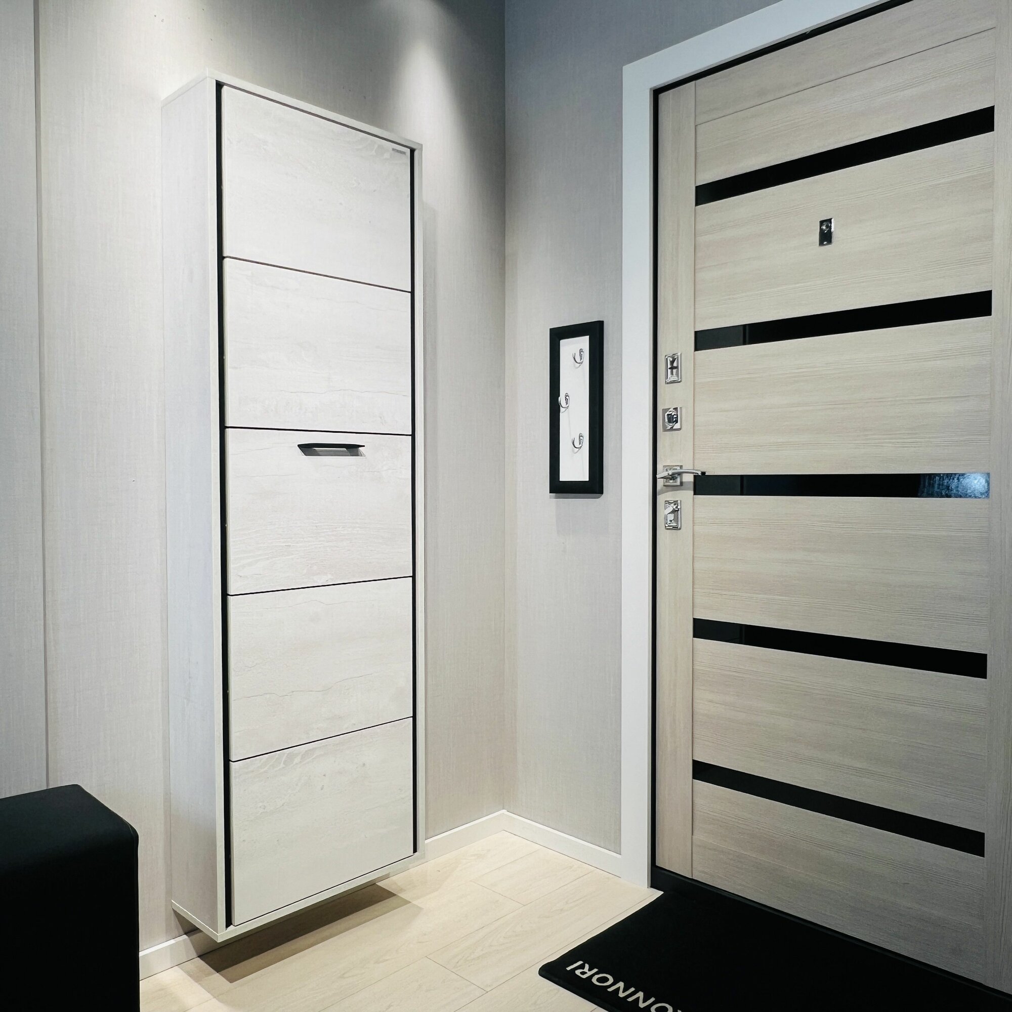 Обувница в прихожую IRONNORI Лайт 5 секций, Бетон Пайн белый, профиль чёрный, 171х54.5х20 см