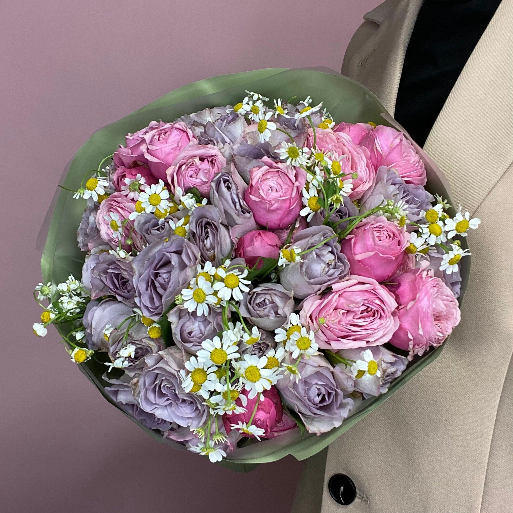 Букет для девушки (розы кения 35 шт, танацетум 10 шт, пионовидные розы 5 шт.)