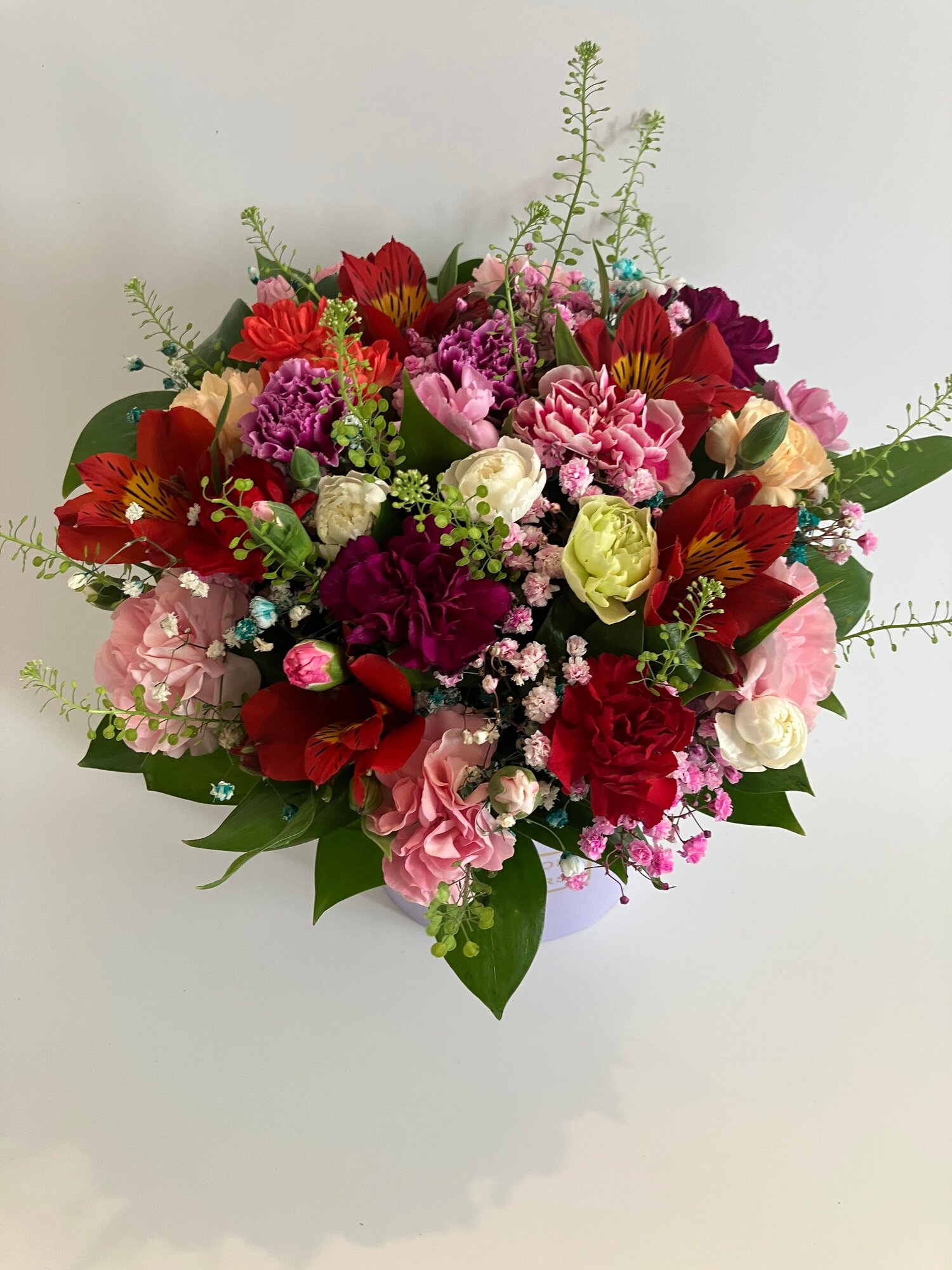 Букет композиция из кустовых гвоздик микс, с красной альстромерией в коробке Мейсон-лаванда