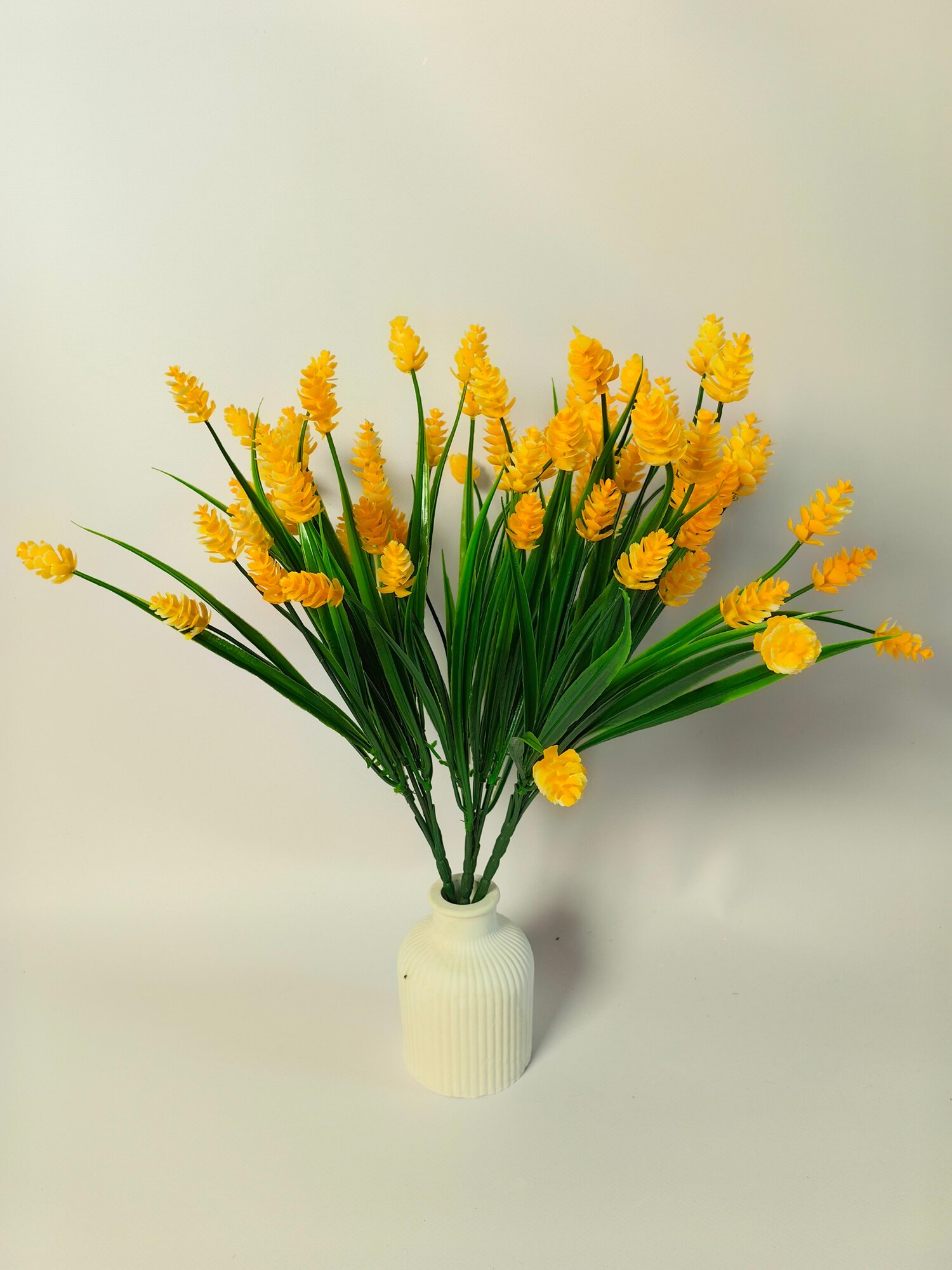 Искусственные цветы пластиковые осока с ярким цветком 3 веточки