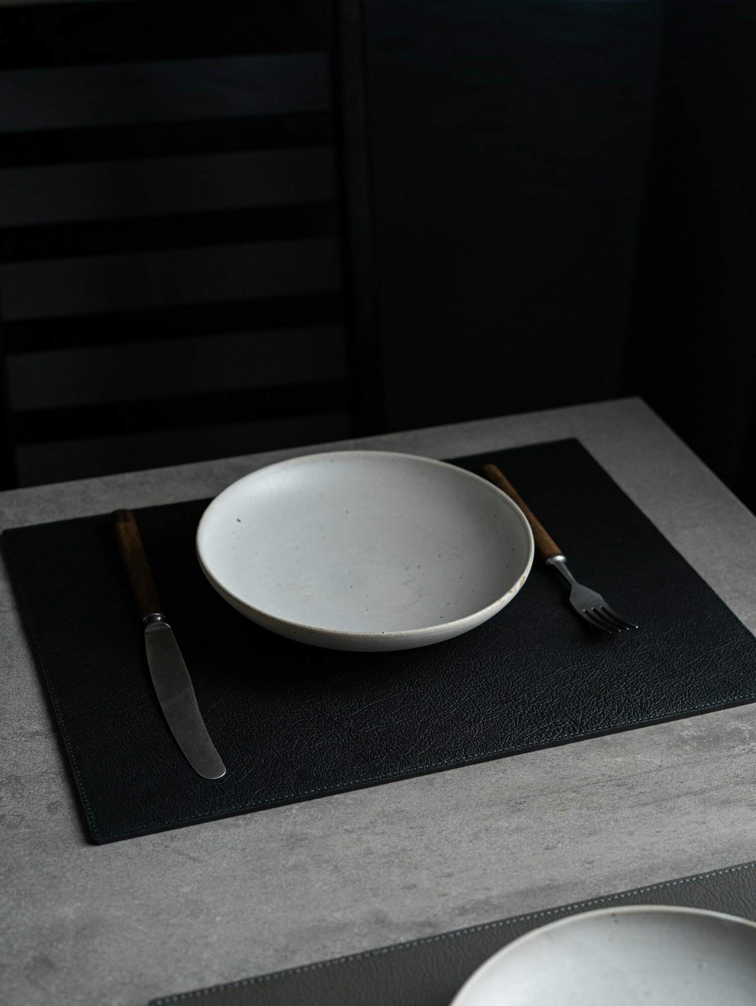 Кожаная сервировочная двухсторонняя салфетка, плейсмат Plas Blacky Grey by J.Audmorr, подставка под горячие тарелки из натуральной кожи двухцветная