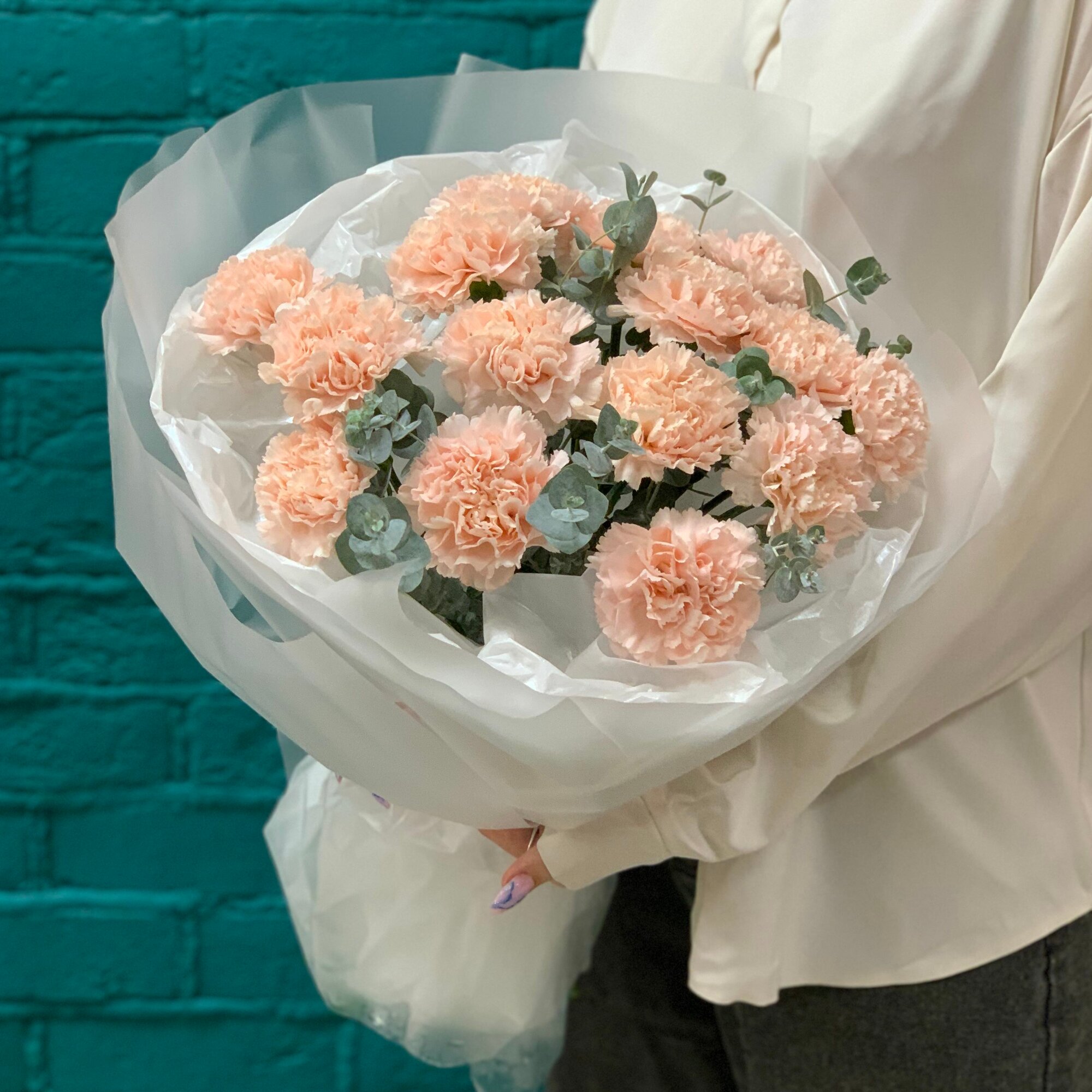 Букет из розовых гвоздик и эвкалипта