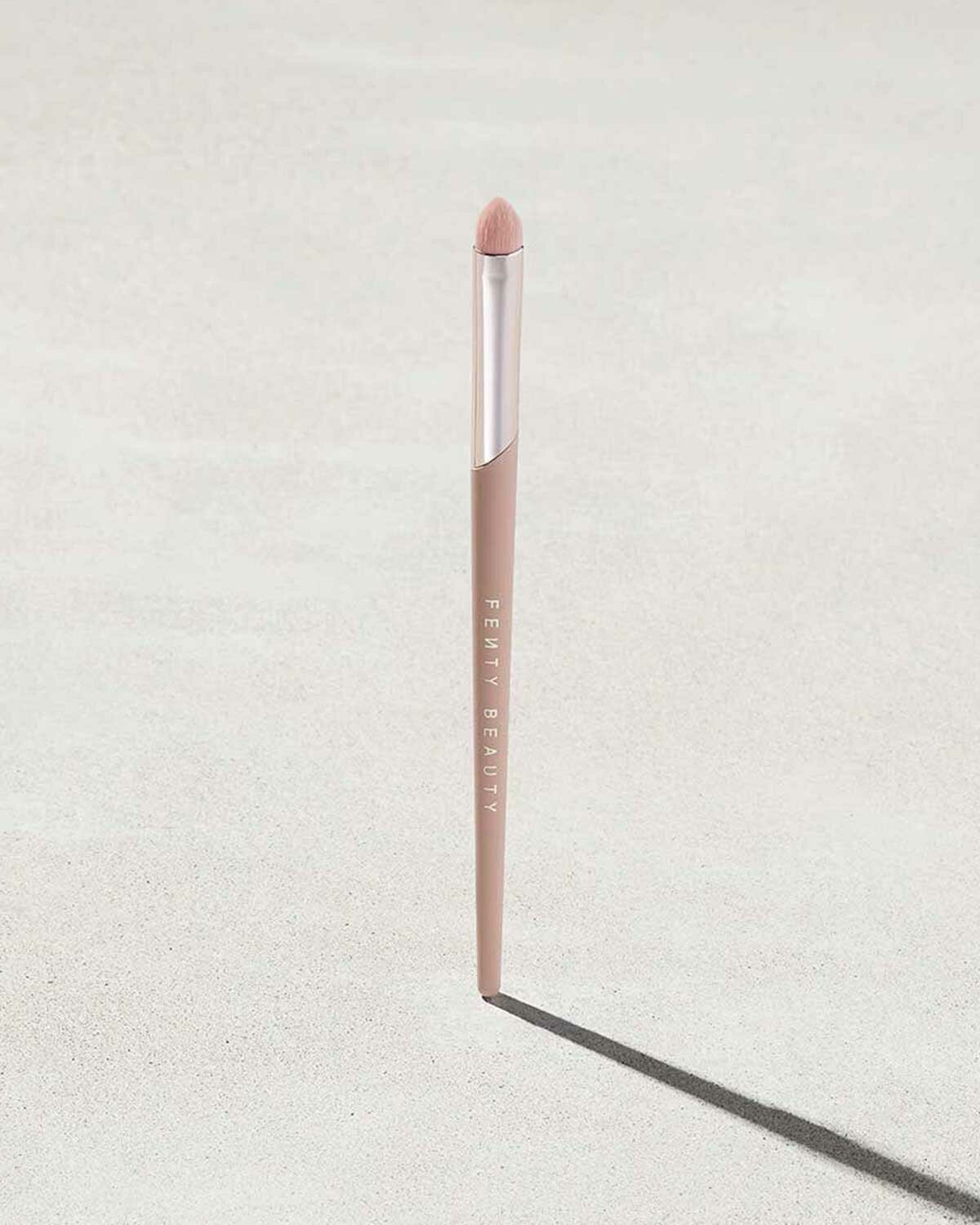 Fenty Beauty Кисть для нанесения теней Precise Definition Eyeshadow Brush 220