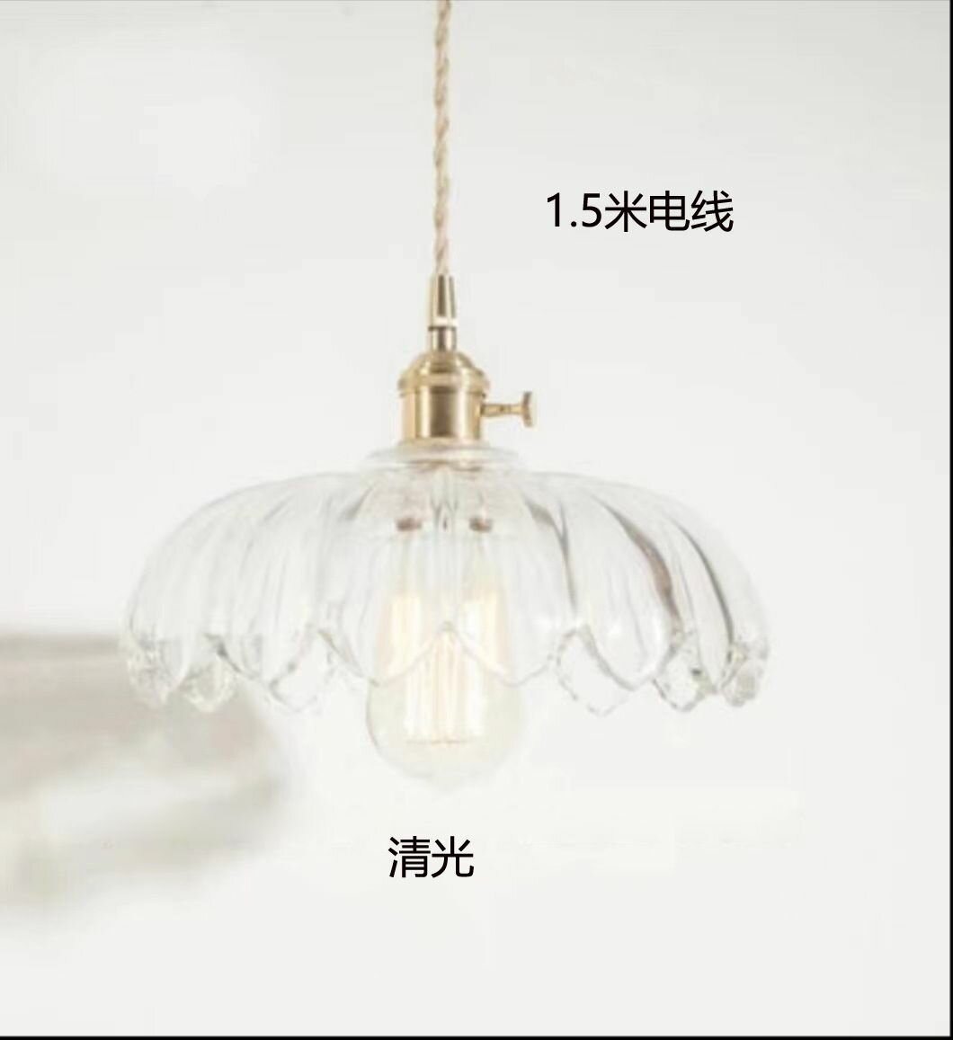 Стеклянная люстра в столовой