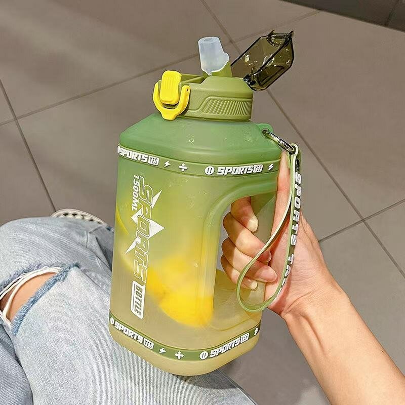 Спортивная бутылка 1,5 л с ручкой и ремешком, градиентно-зелёная