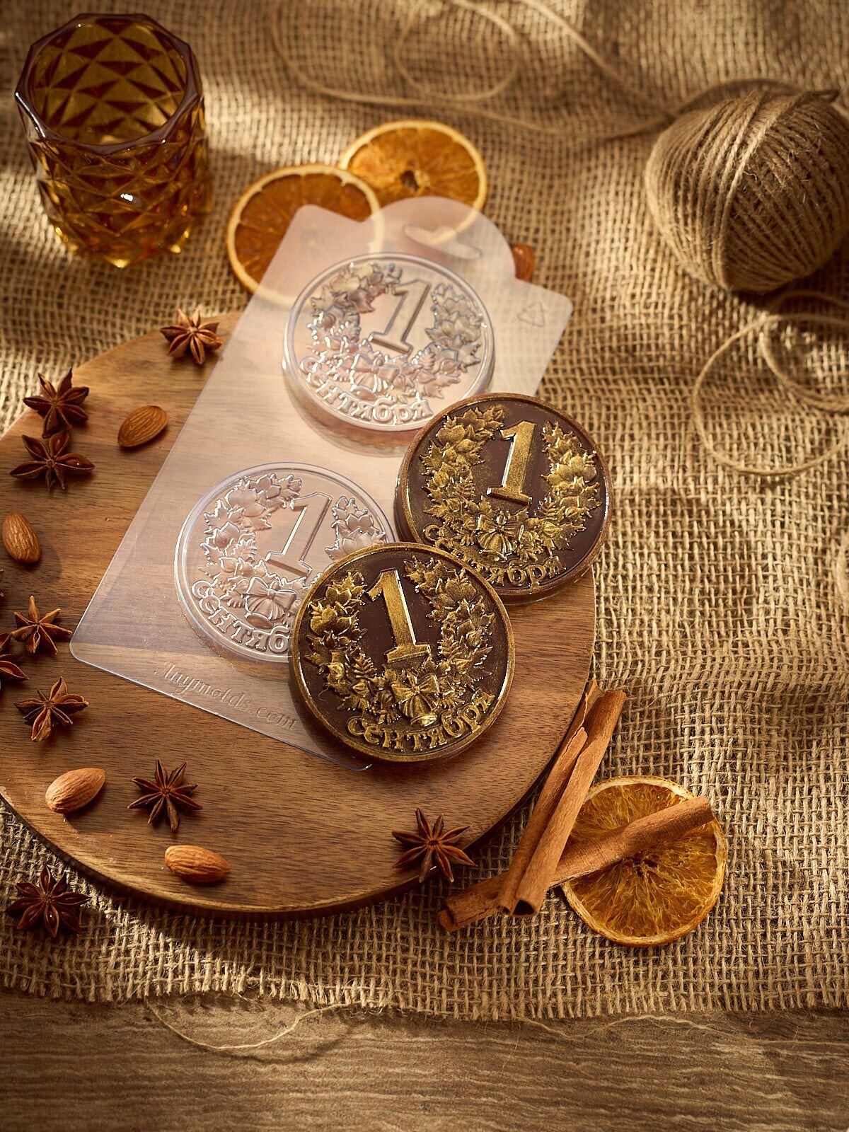 "Медаль 1 сентября (2шт на форме )" пластиковая форма для мыла и шоколада