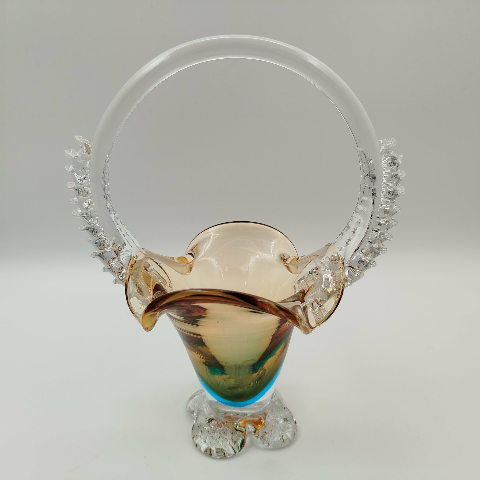 Конфетница в форме корзиночки с фигурной ручкой, стекло, гутная техника