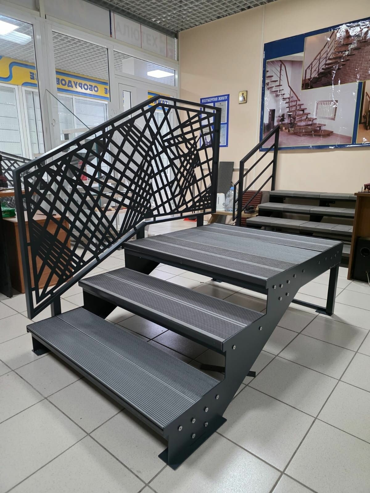 Лестница 3 ступени с площадкой , с ДПК, перила "лазерная резка"слева, ширина 1м, Высота 45см.