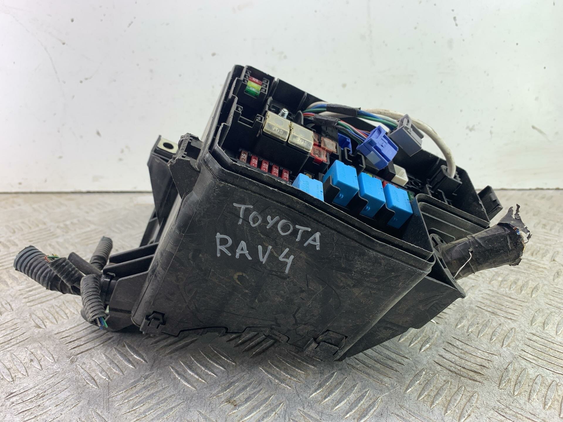 Блок реле и предохранителей Toyota RAV4 3 XA30 (2005 - 2008)