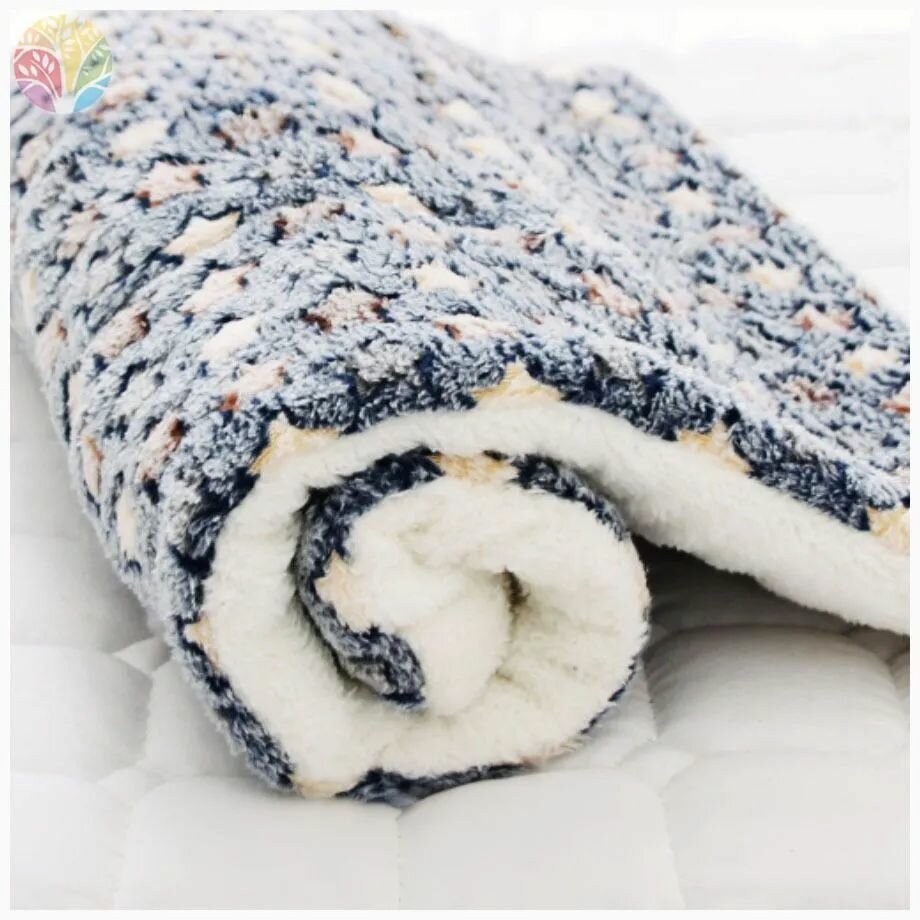 Плед-подстилка флисовый для собак, кошек /Теплый коврик, подстилка в лежанку для щенков, котят/Зимний плед для лежанки, покрывало, одеяло для животных