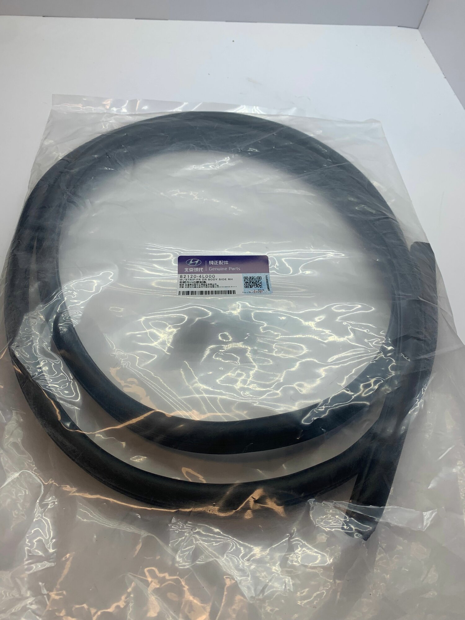 Уплотнитель проема двери 821204L000 HYUNDAI/KIA