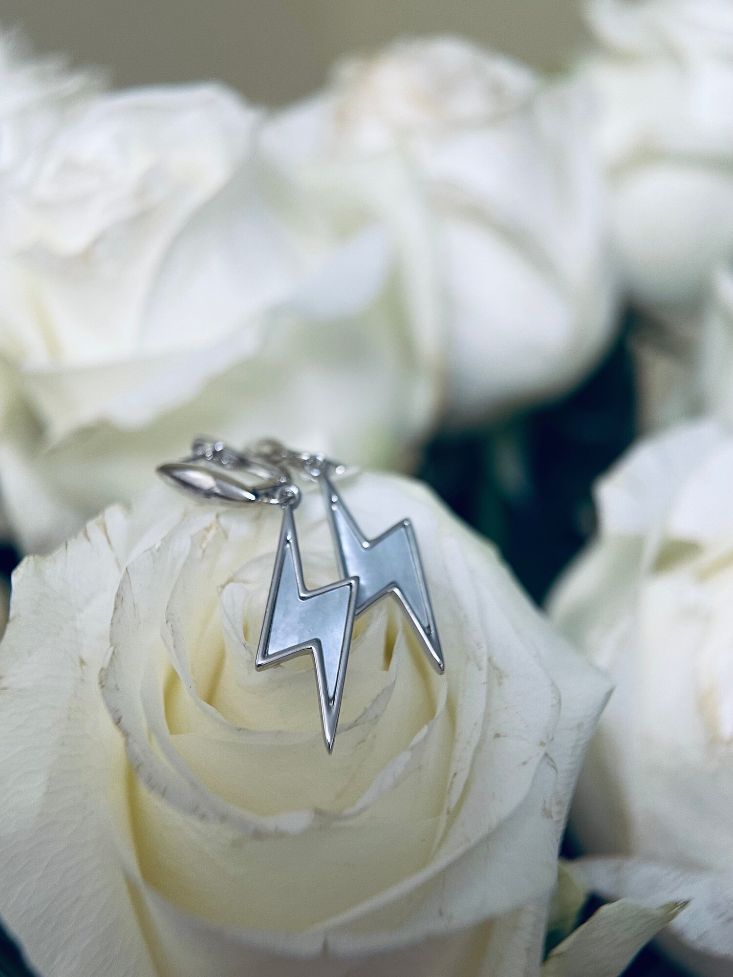 Серьги с подвесками Jewellery by Marina Orlova, перламутр, размер 40 мм, серебристый — фото 1