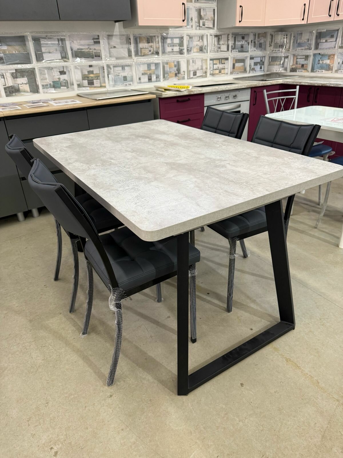 Стол кухонный раздвижной Орфей 17 Лофт лдсп цемент светлый 135/172*850 высота 76 см ножки метал черные идеальный