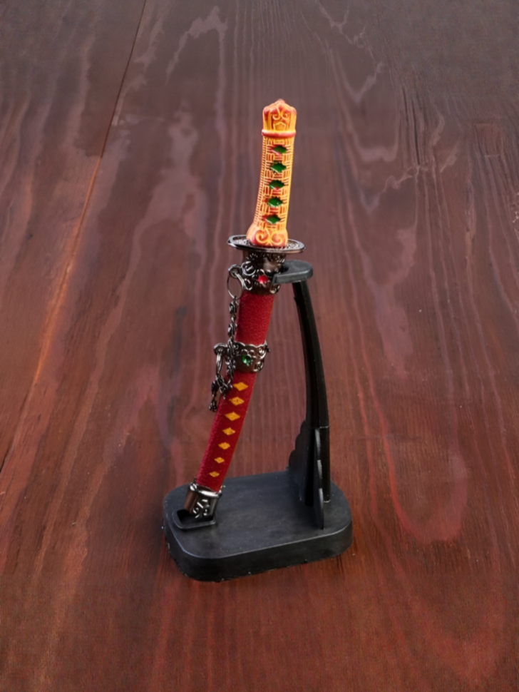 Сувенирная декоративная катана с цепочкой на подставке (17 см)