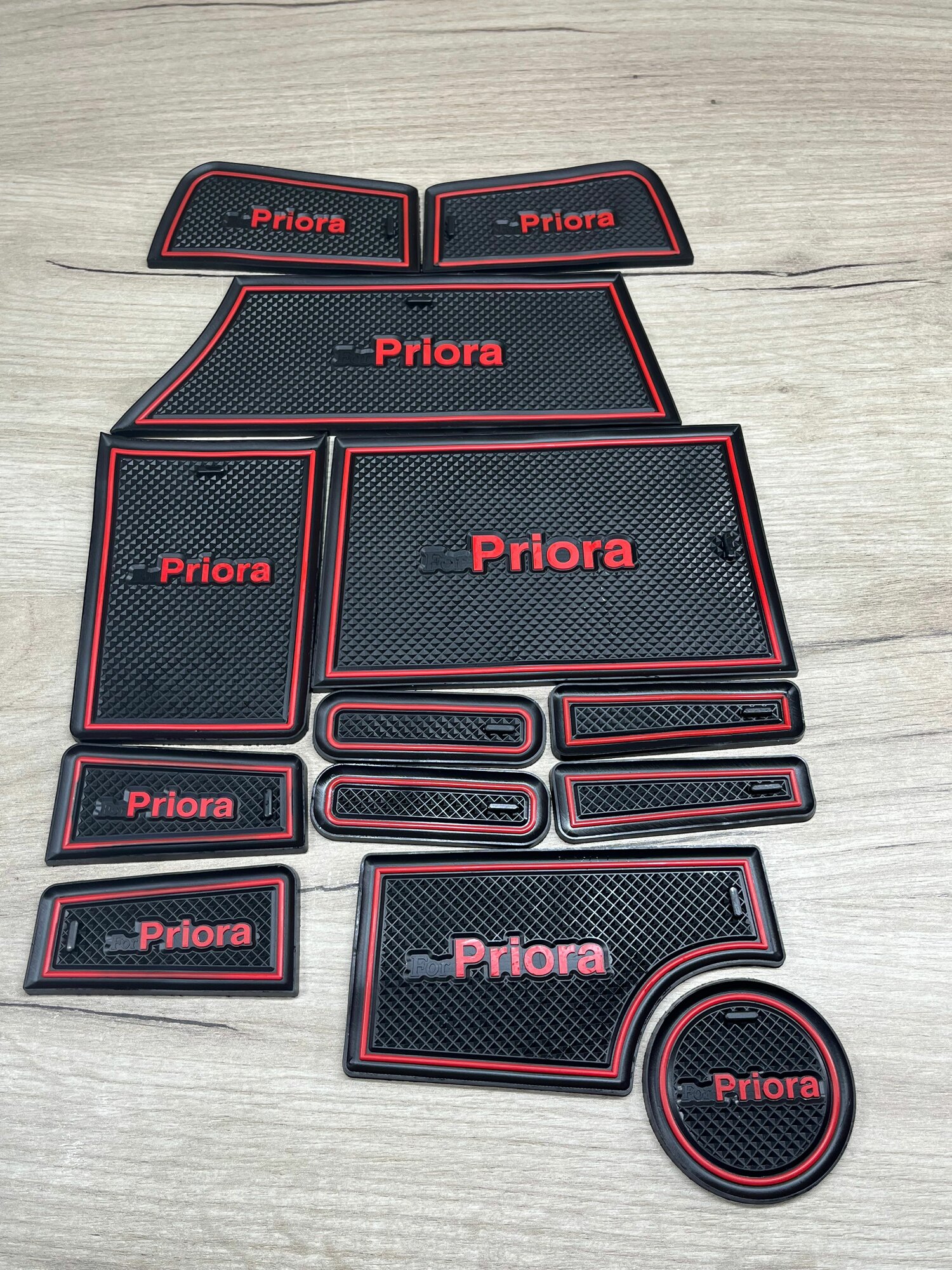 Комплект ковриков панели приборов и консоли на Лада Приора (Priora) 21704 черно-красные