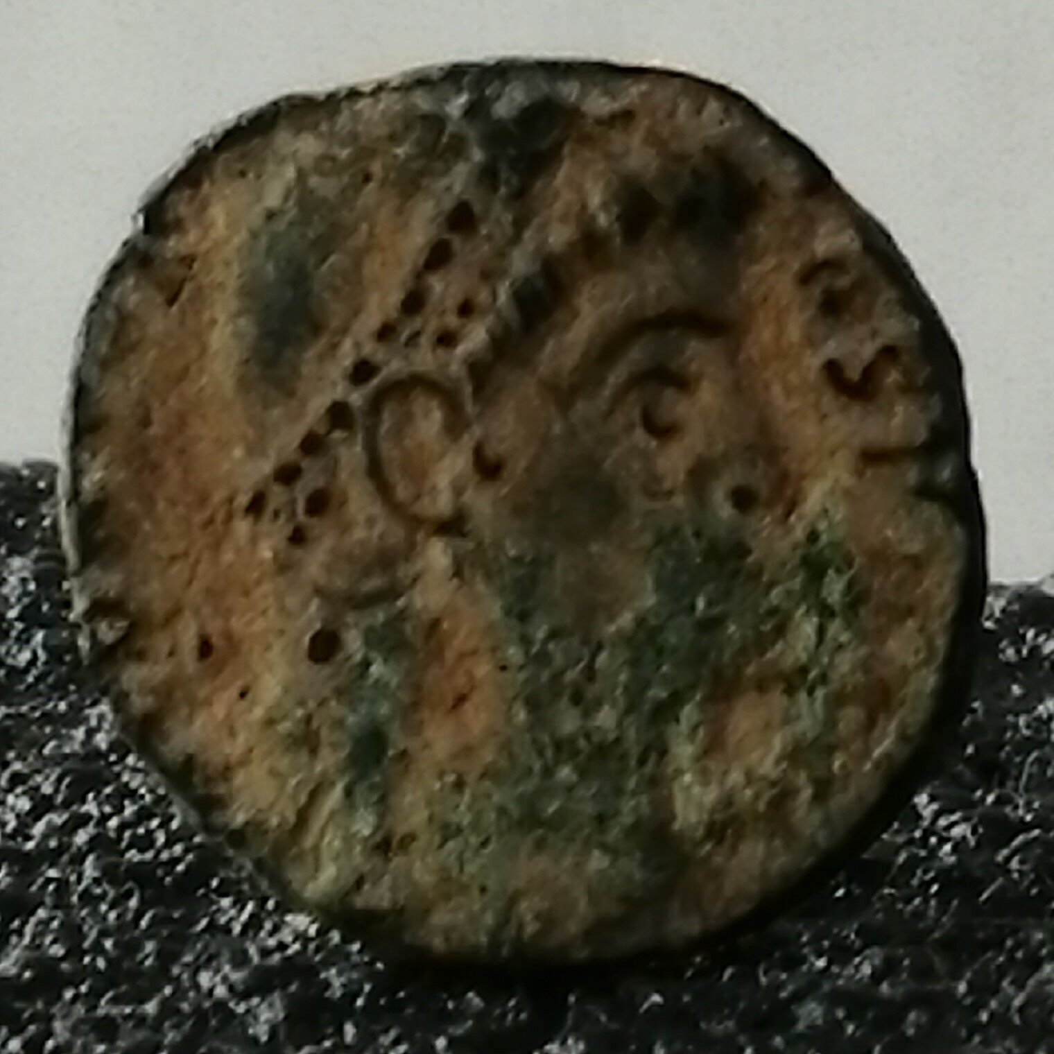 Подлинная античная монета Фоллис Рим 13 Римская империя, император Валентиниан II 375-392 годы