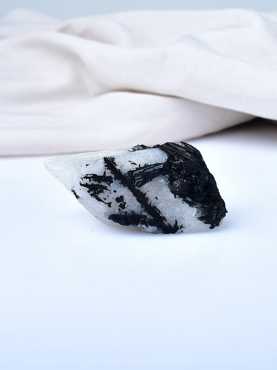 Натуральный камень "черный и белый турмалин не подвергался обработке (3-5 см 3 шт)