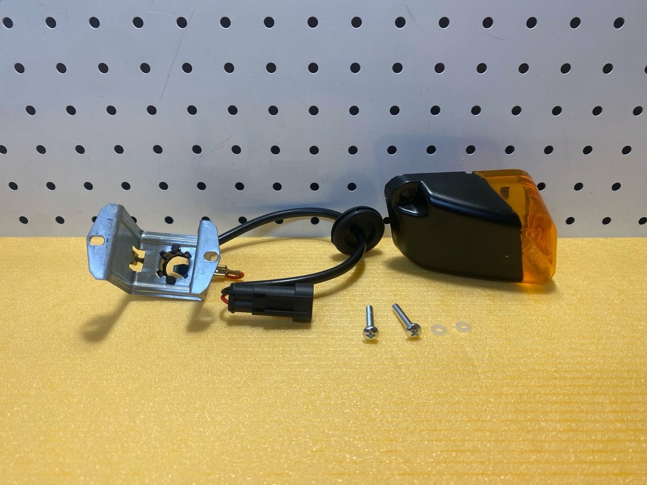 Указатель поворота правый в подножке кабины ИВЕКО Евротех Евростар (Iveco)