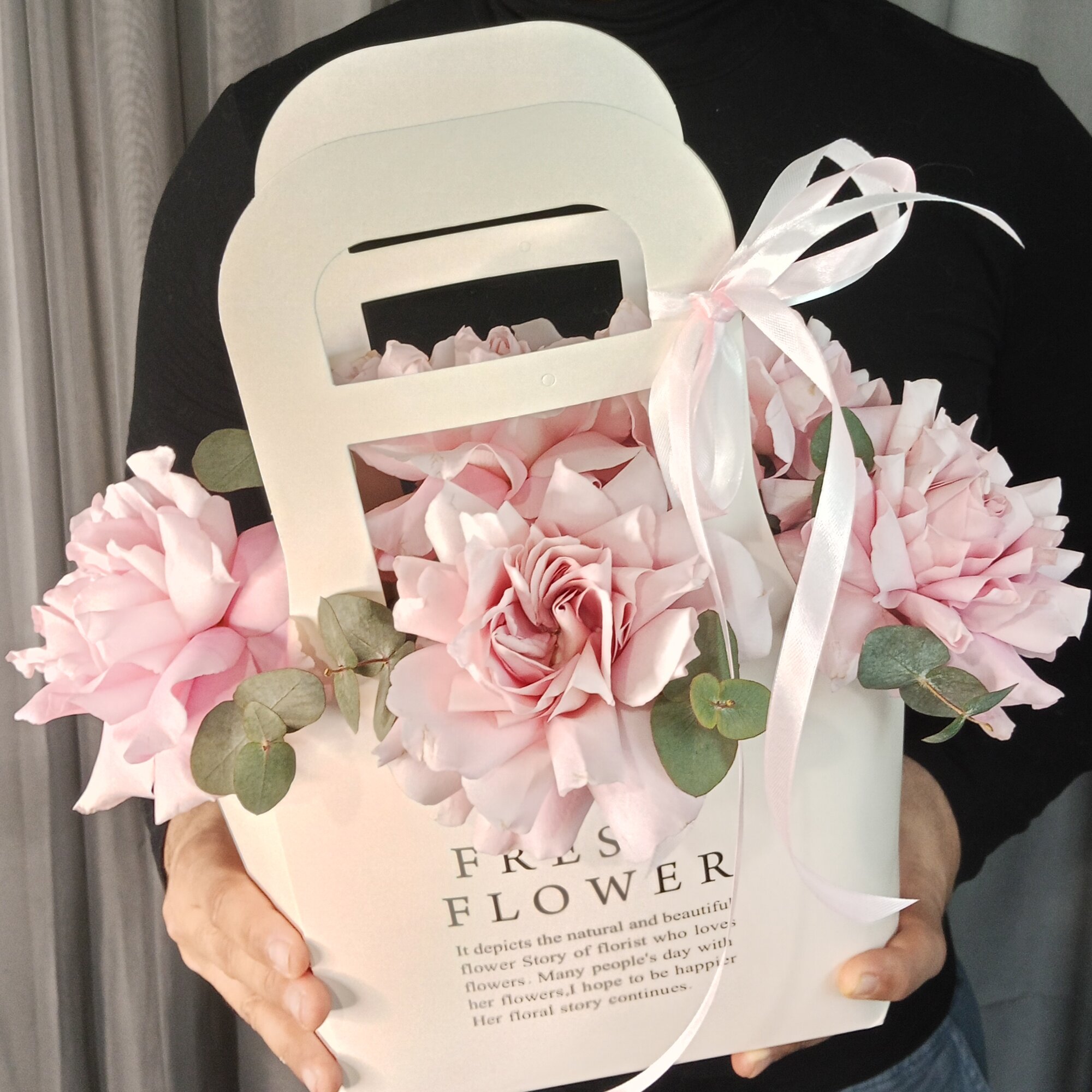 Французские вывернутые розы в большой сумке с эвкалиптом и атласной лентой