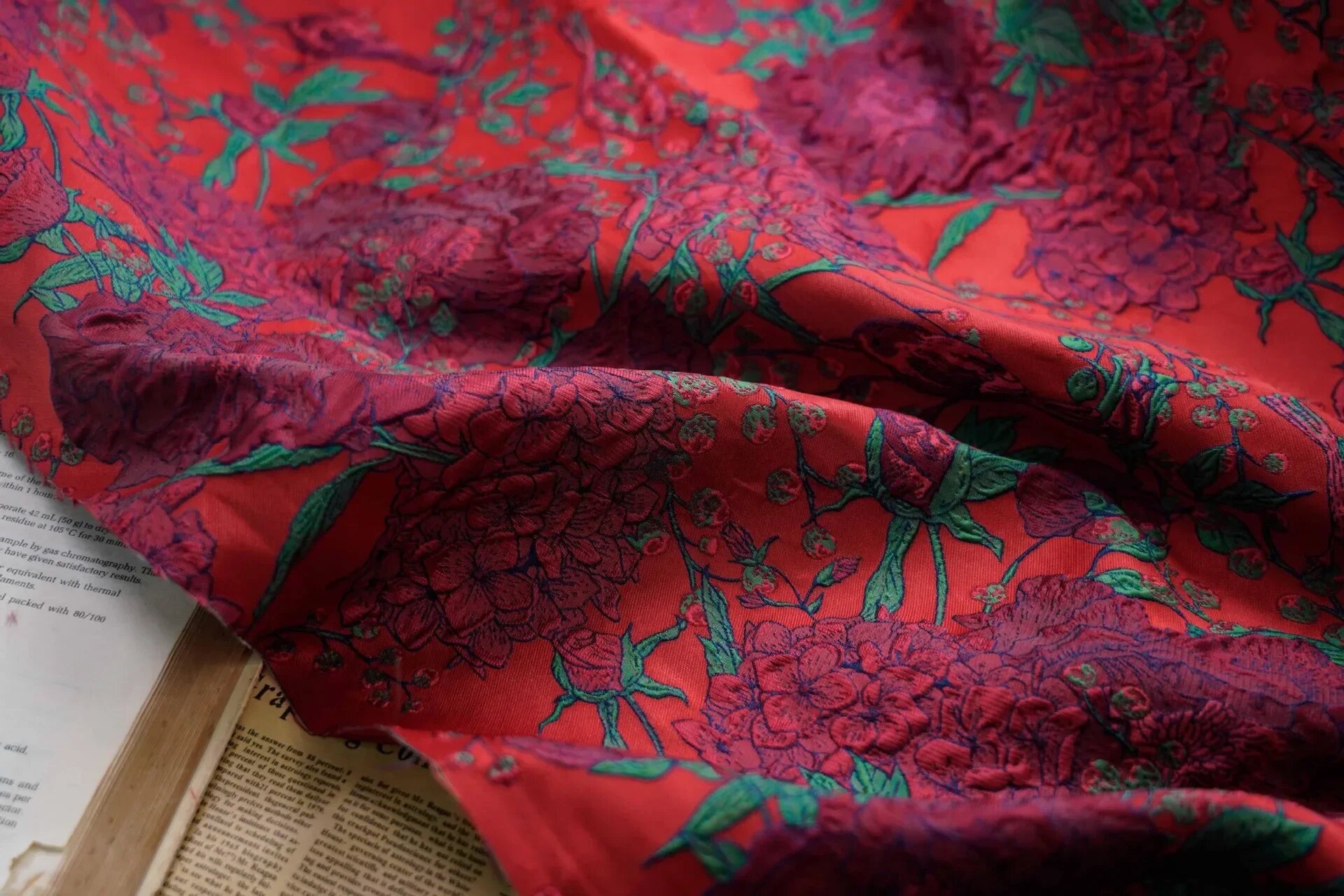 Красная жаккардовая ткань из полиэстера 100%, ширина 140 см 90cmX140cm (1yard)