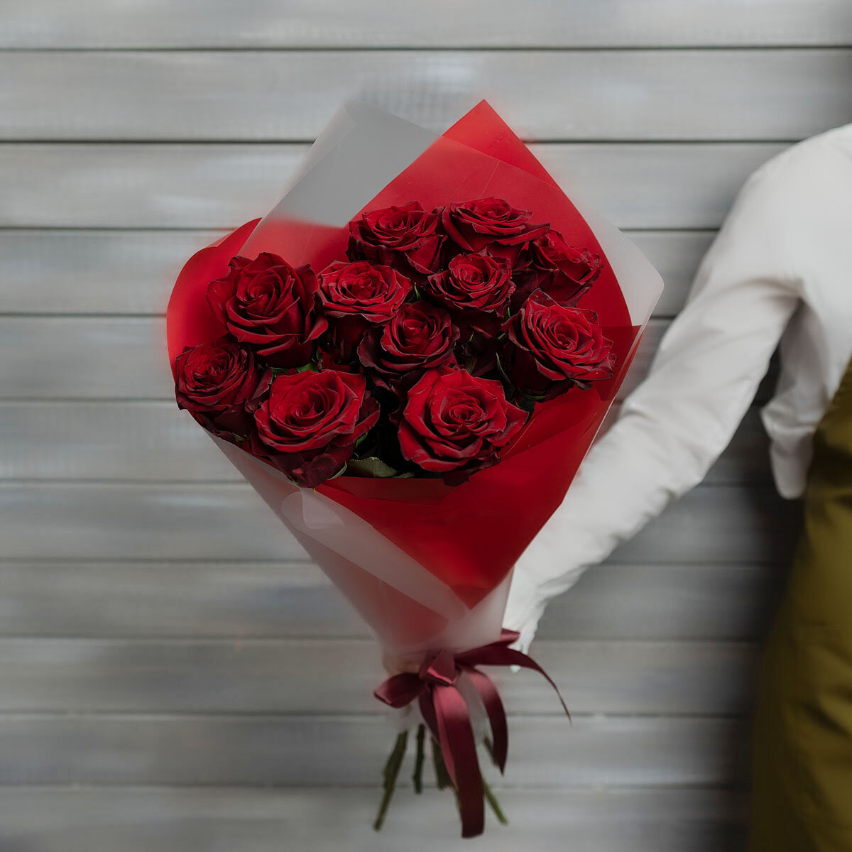 11 красных роз Эквадор 50 см в упаковке