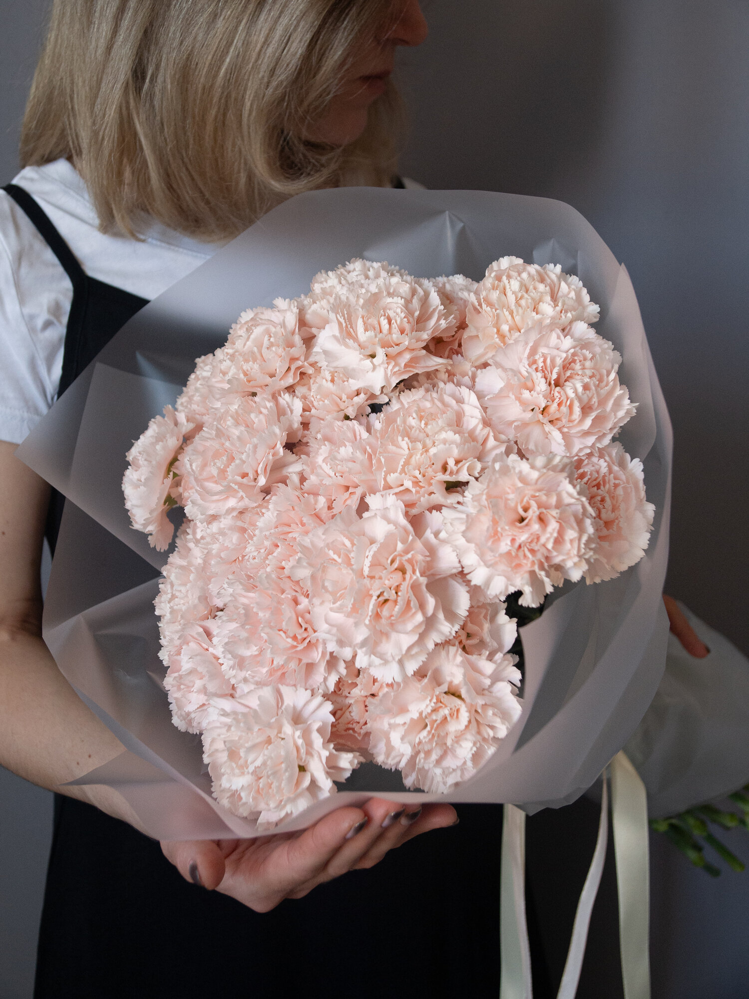 Букет живых цветов из 11 диантусов нежнейшего розового цвета в матовой упаковке