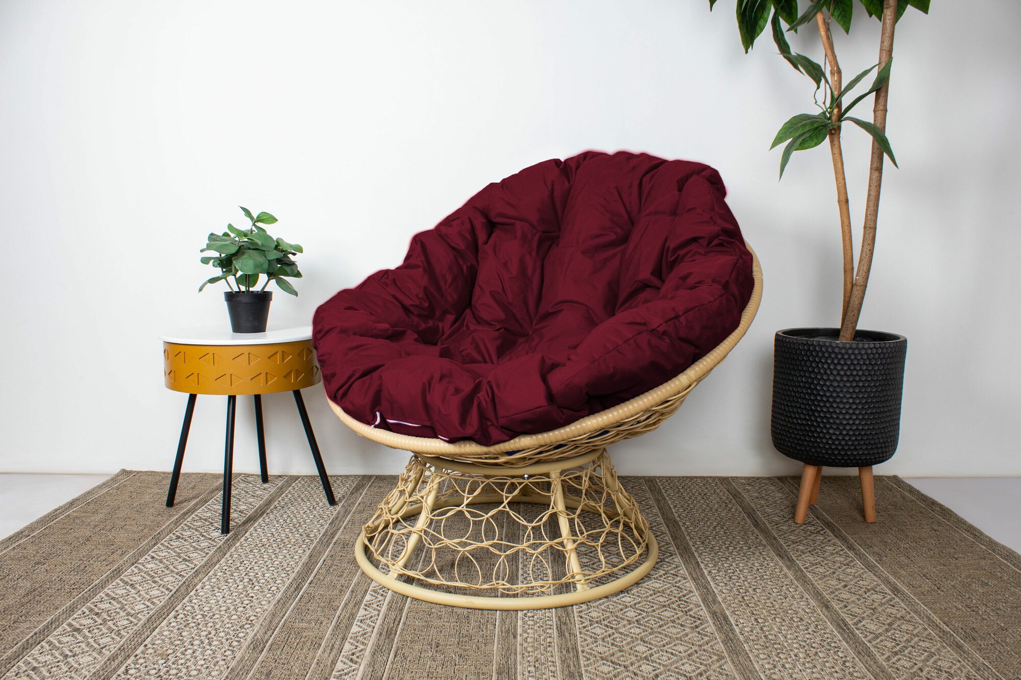Кресло папасан с ротангом бежевое, бордовая подушка