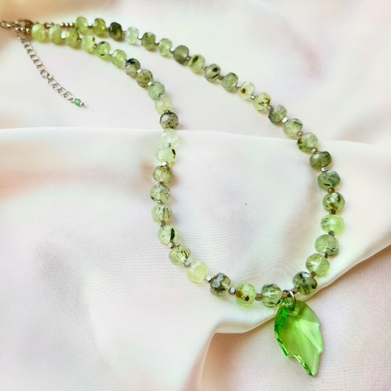 Колье, кристаллы Swarovski, пренит