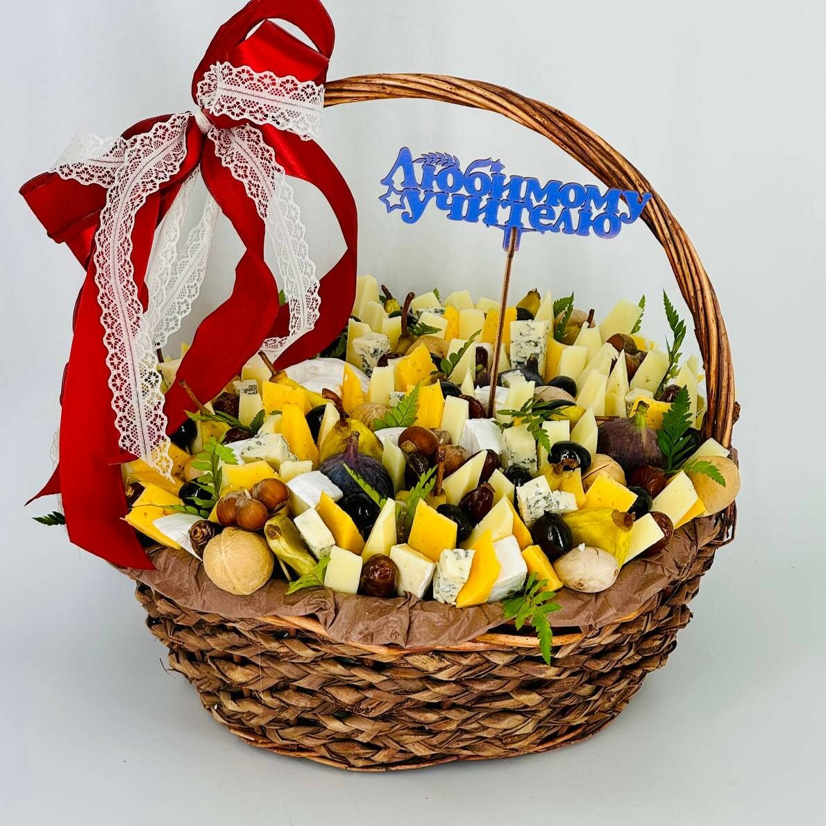 Подарок для учителя. Большая сырная корзина с орехами и сухофруктами. Букет из сыра