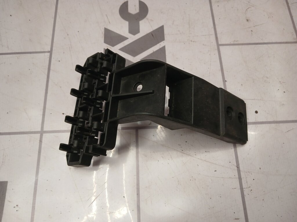 Кронштейн (сопут. товар) Audi A6 (C4) 1994-1997