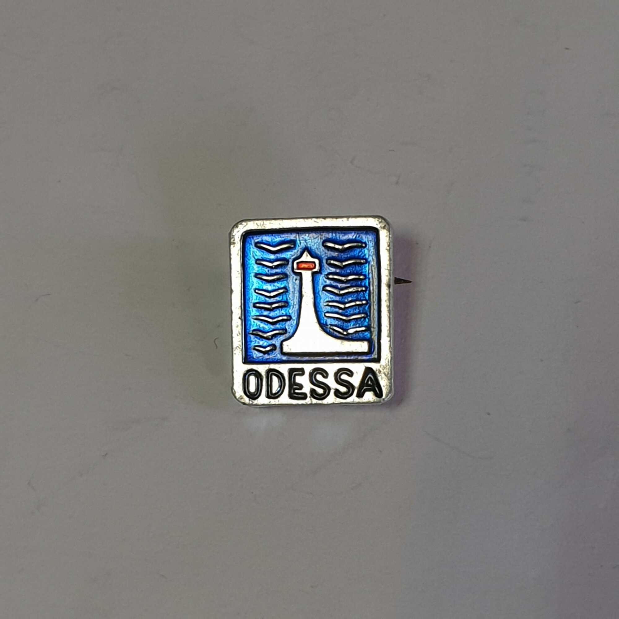 Значок СССР одесса с изображением маяка на фоне волн, металлический, советский и винтажный.