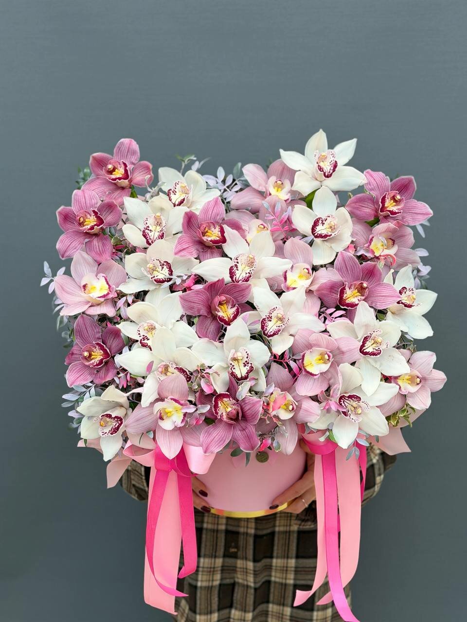 Букет wowflo "Ла Скала", в коробке, 35 цветов орхидеи и зелени фисташек